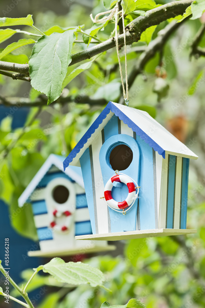 Vogelhäuschen im Garten Stock-Foto | Adobe Stock