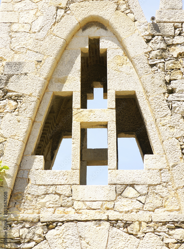 Detalle arquitectónico en una construcción de Gaudí, el Garraf ...