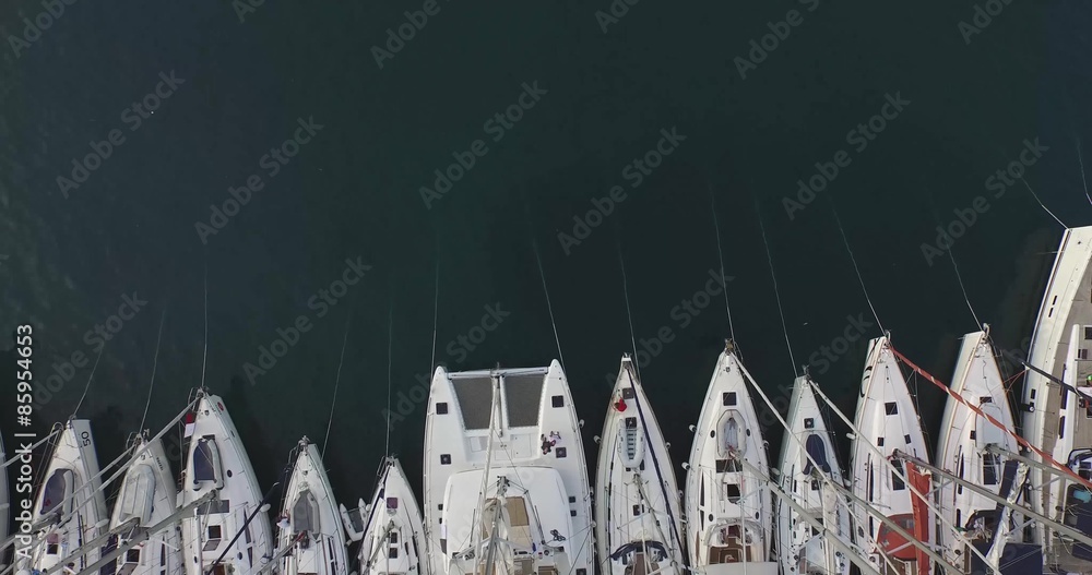Toma con dron de marina. Barcos, veleros, yachts en planta, aérea ...