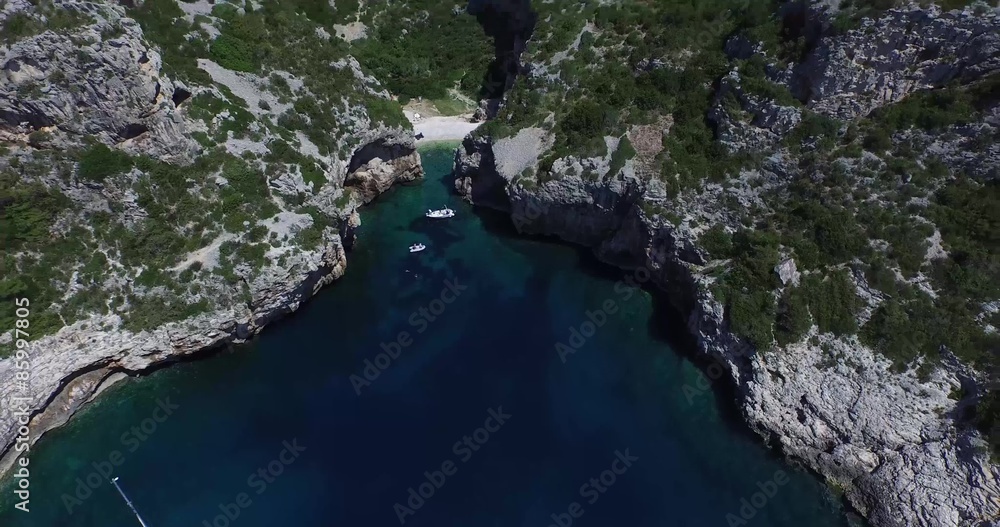 Escena aérea de una bahía rocosa en la costa dálmata. Dron. Acantilado ...