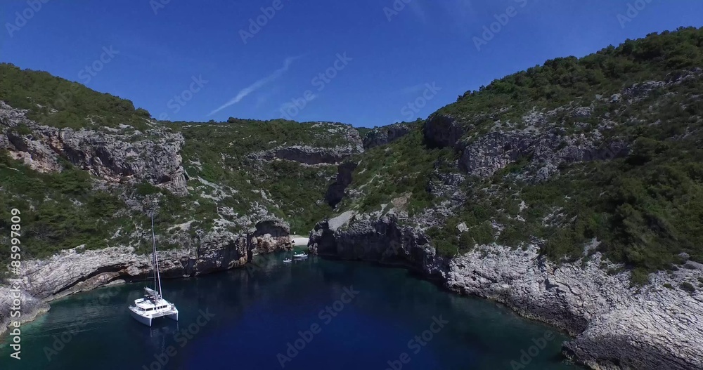 Escena aérea de una bahía rocosa en la costa dálmata. Dron. Acantilado ...