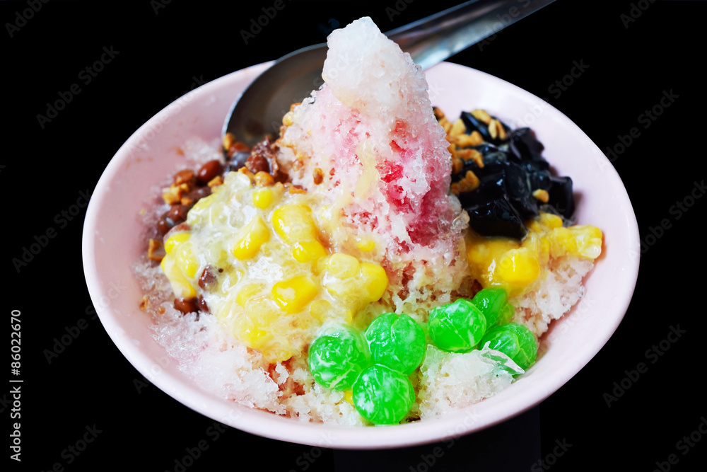 AIS Kacang, Malaysia dessert with sweet syrup and ice Stock Photo ...