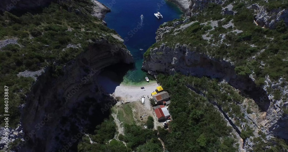 Escena aérea de una bahía rocosa en la costa dálmata. Dron. Acantilado ...