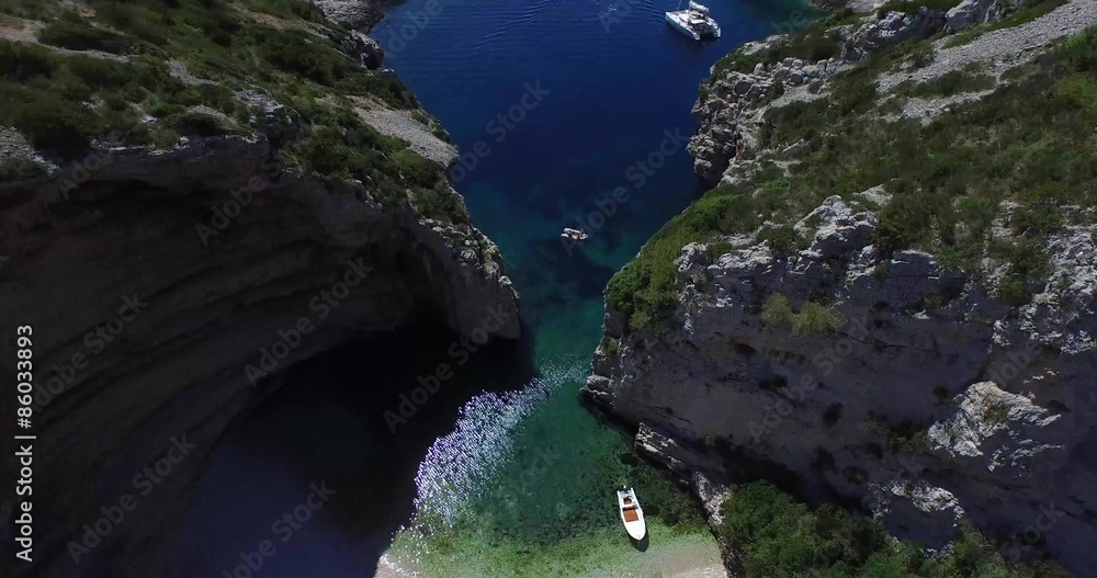 Escena aérea de una bahía rocosa en la costa dálmata. Dron. Acantilado ...