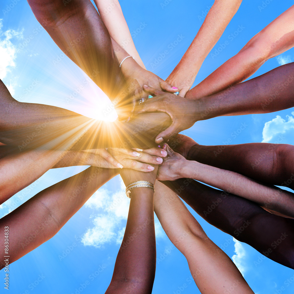 Eine Gruppe von vielfältigen Menschen bildet eine Einheit als Team ...