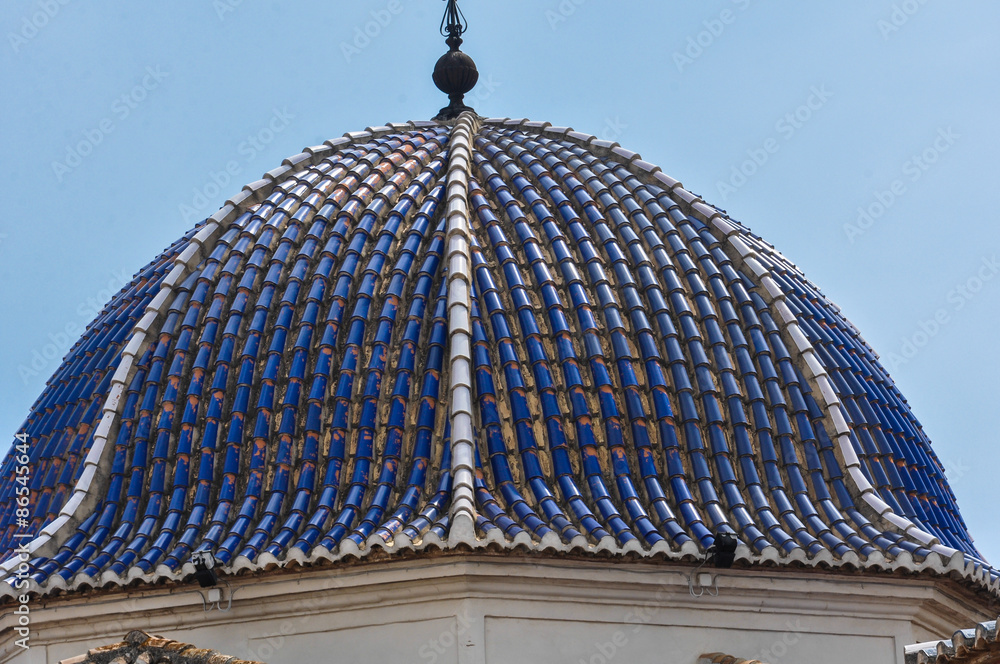 Un paseo por Oliva, Valencia, España, cúpula con tejas azules de la ...