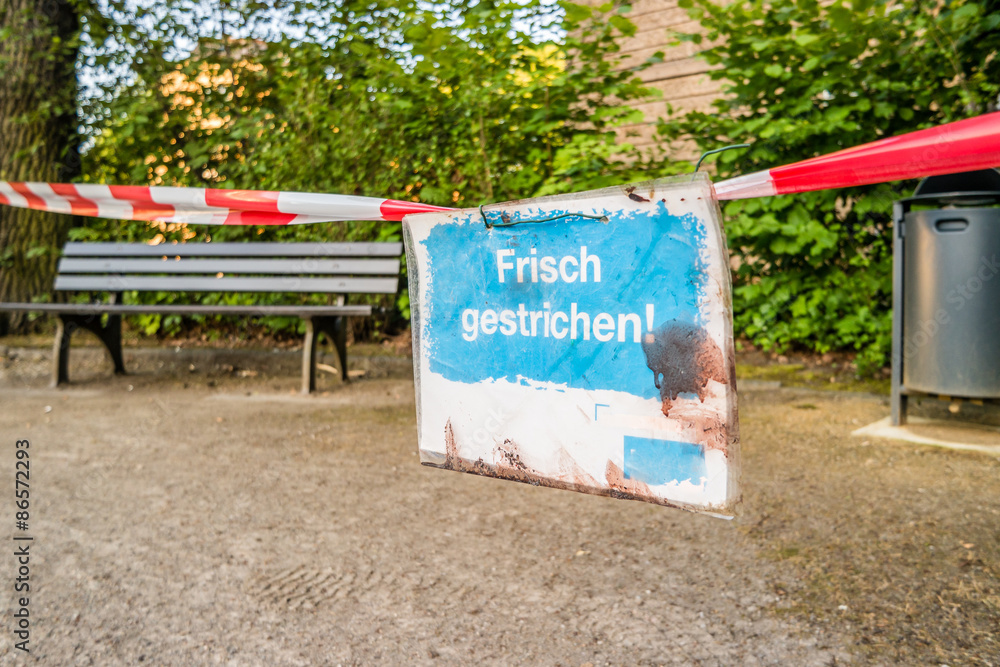 Frisch gestrichen Schild Parkbank Stock-Foto | Adobe Stock