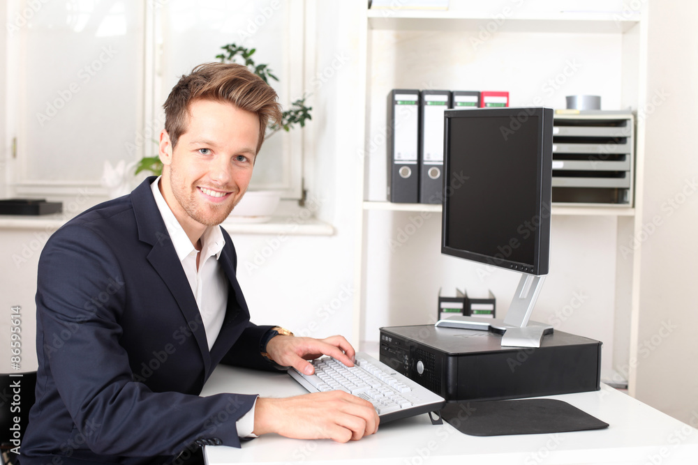 Mann im Büro Stock-Foto | Adobe Stock