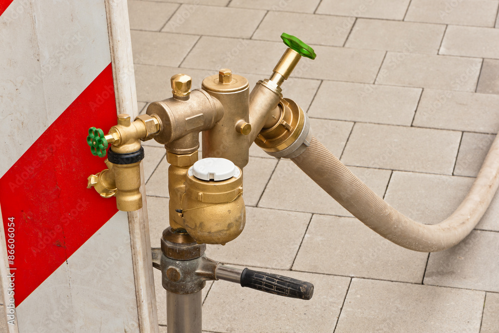 Warnbake sichert Standrohr für Bauwasser an Unterflurhydrant Stock ...