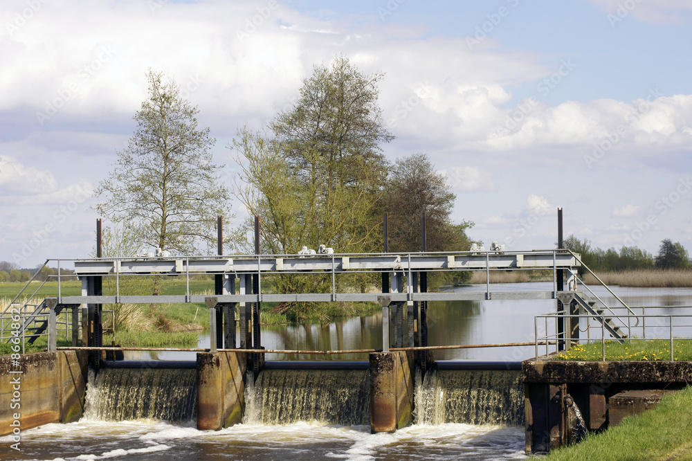 Staustufe / Geöffnete Flussschleuse mit wasserfallartiger ...