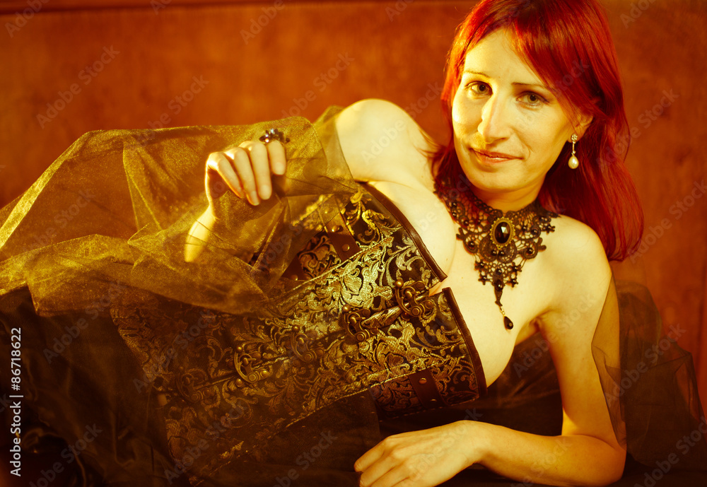 Ritratto boudoir di una donna con sfondo vintage Stock-Foto | Adobe Stock Ritratto boudoir di una donna con sfondo vintage Stock-Foto | Adobe Stock