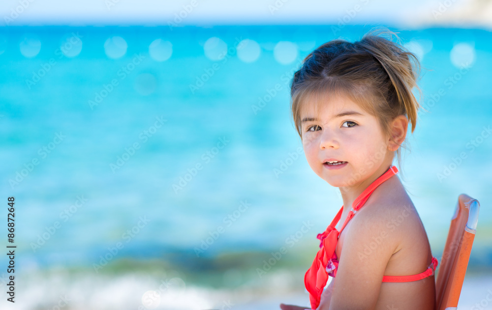 Foto de Bambina al mare che ride e gioca, mare turchese come sfondo do ...