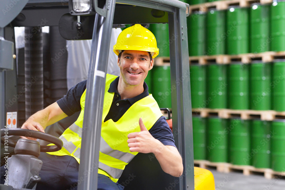 Gabelstaplerfahrer in einem Warenlager // Workers in logistics thumbs ...