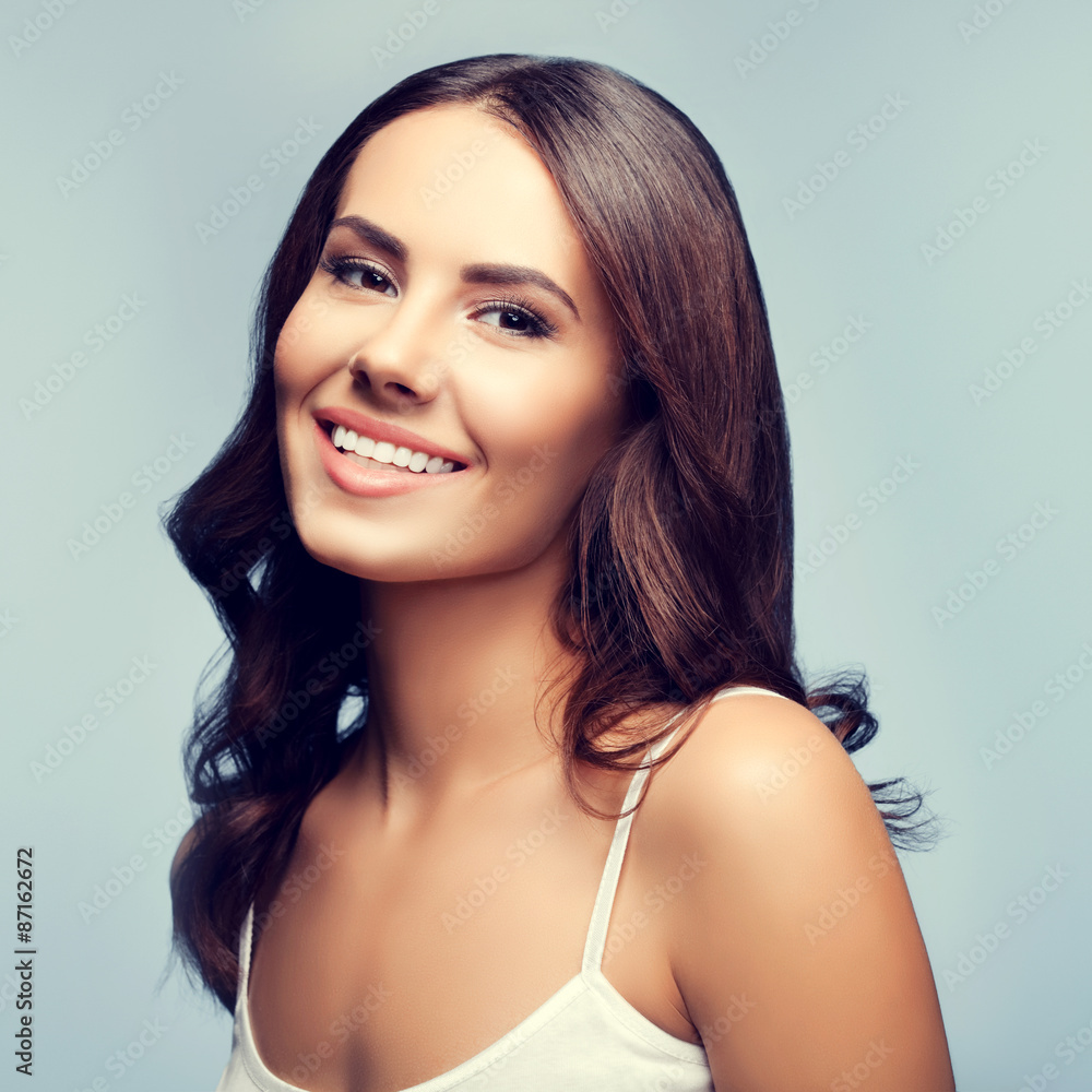 Fotografia do Stock: smiling young woman | Adobe Stock