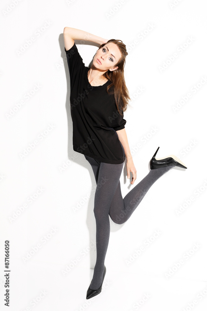 Kobieta w rajstopach. Piękna, długonoga kobieta w cienkich rajstopach i ...