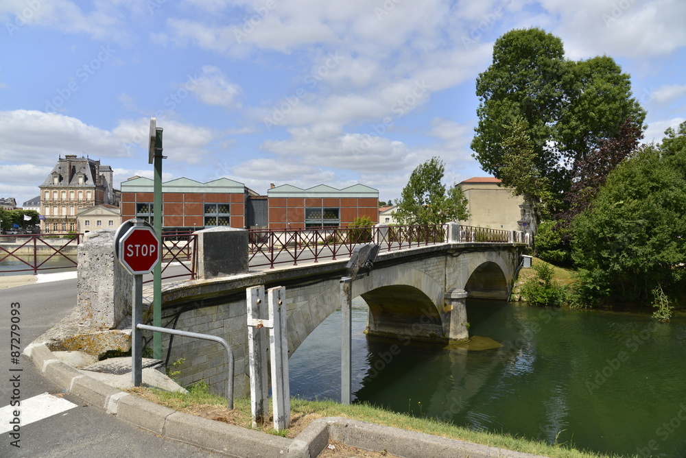 Route d'accès au grand parc de Jarnac en traversant un bras de la ...