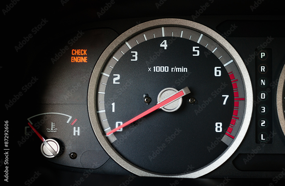 Check engine light on - Dashboard warning light foto de Stock | Adobe Stock