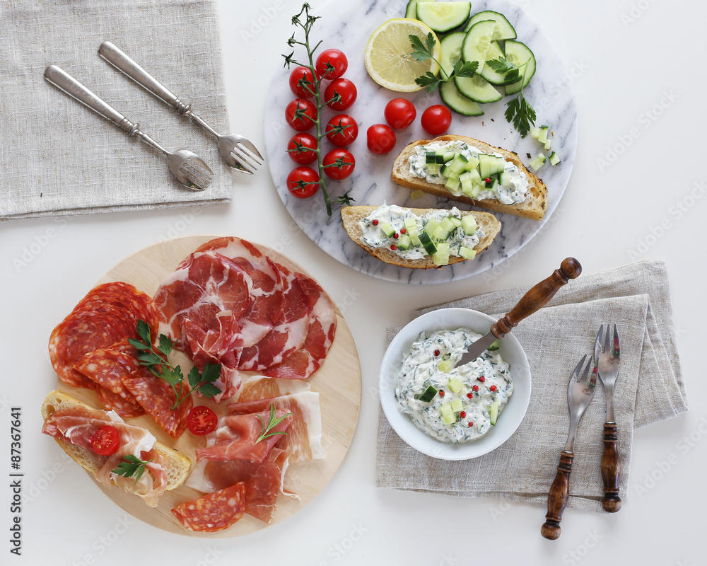 Wurstteller, Brotaufstrich und Gemüse Stock-Foto | Adobe Stock