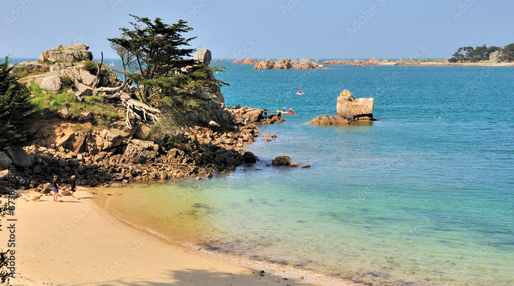 Petite plage du rocher du voleur à Penvénan Port-Blanc en Bretagne ...
