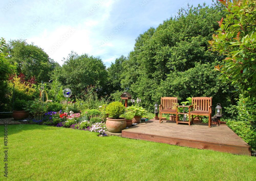 sommerlicher Garten mit Gartenmöbeln Stock Photo | Adobe Stock