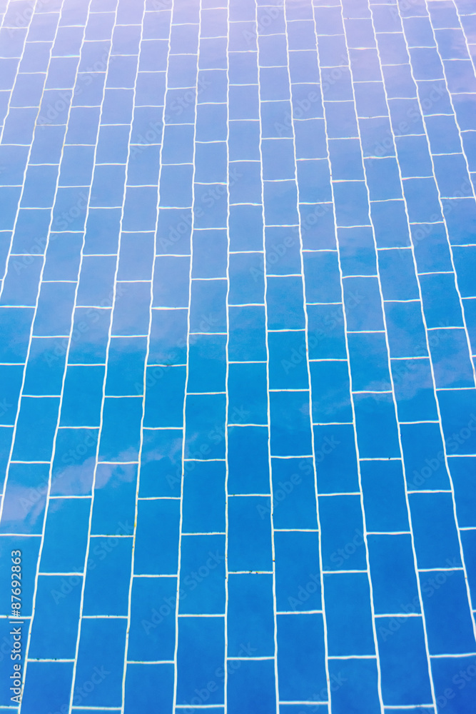 Blauer gefliester Boden eines Pools unter klarem Wasser Stock-Foto ...