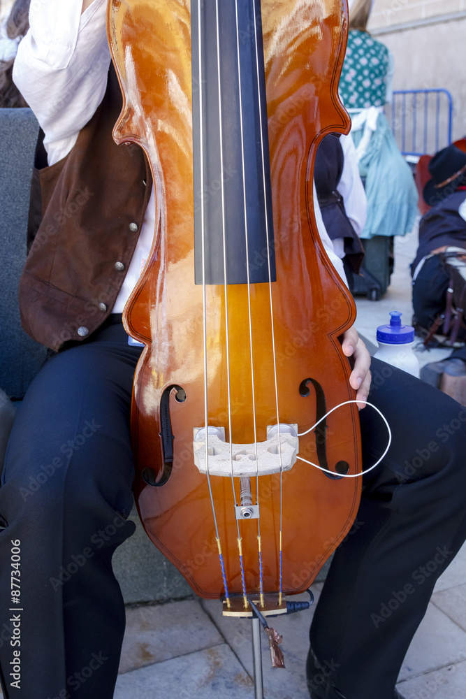 Músico tocando el violonchelo en la calle. Músico dando recital en el ...