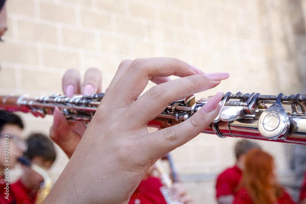 Músico tocando la flauta en la calle. Músico dando recital en el ...