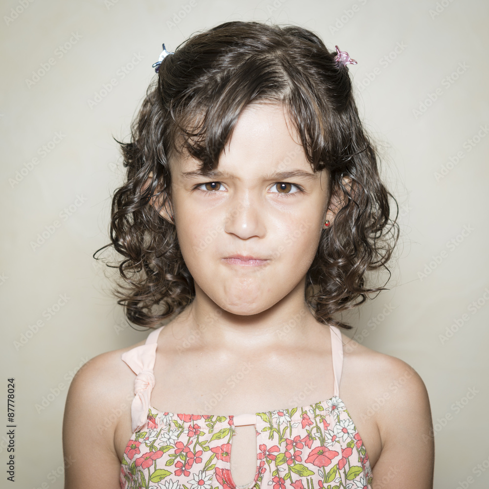 Fotografia do Stock: Niña enfadada | Adobe Stock
