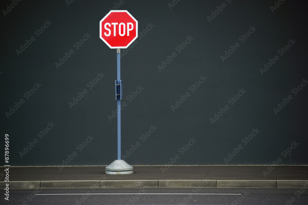 Foto de Stopschild / Ein Stopschild steht vor einer homogenen Wand am ...