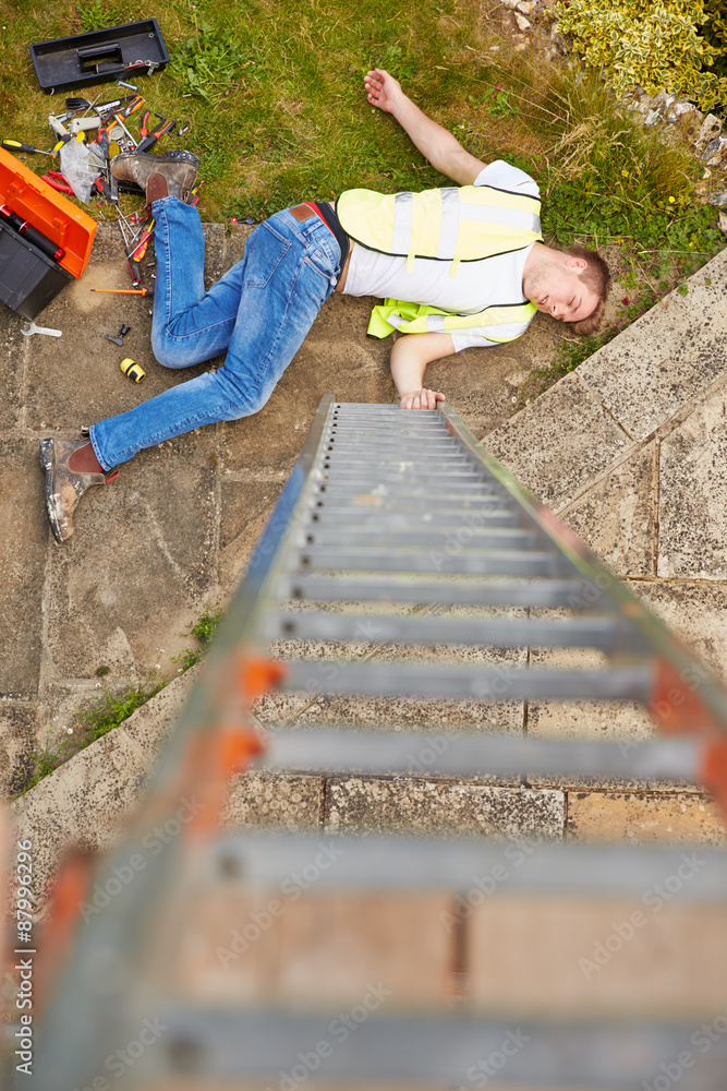 Foto de Construction Worker Suffering Injury After Fall From Ladder do ...