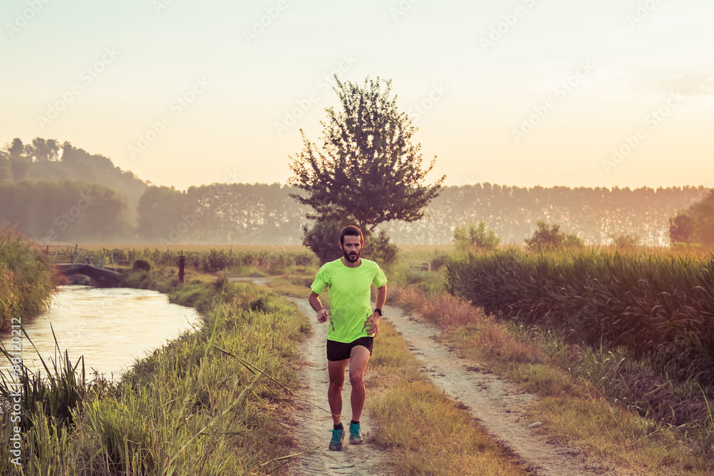 Ragazzo che corre all'alba su strada di campagna in estate Stock Photo ...