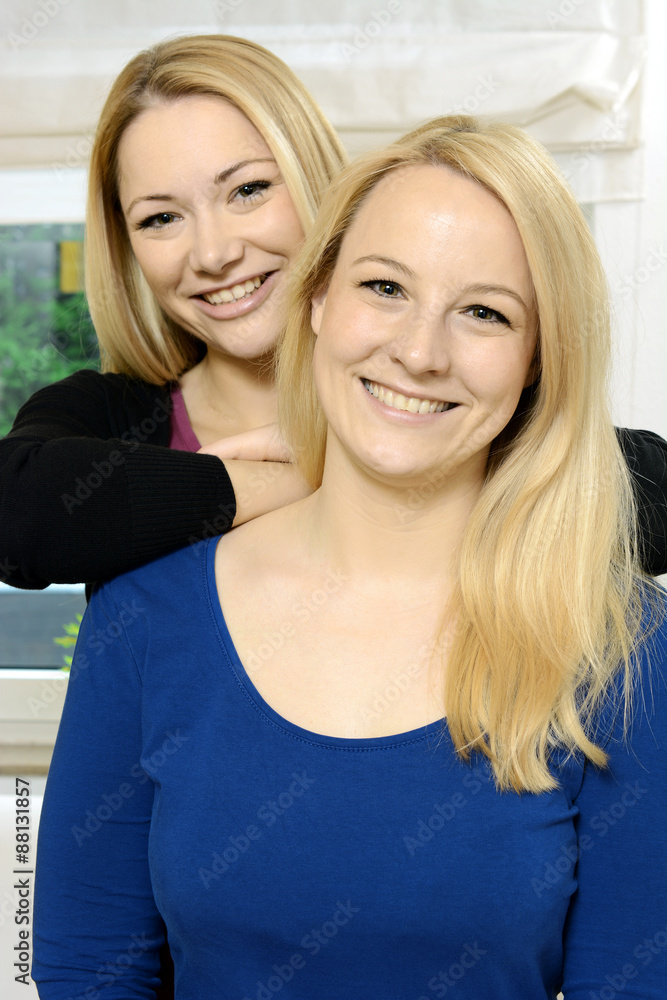 Frau und beste Freundin in guter Freundschaft Stock-Foto | Adobe Stock