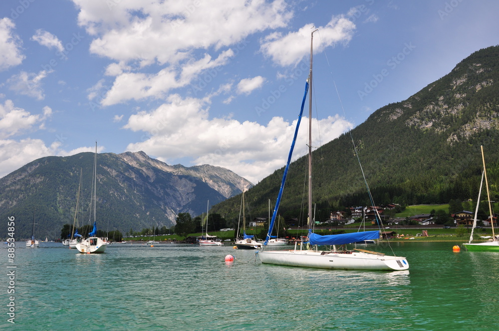 Foto de Boote auf dem Achensee in Tirol / Österreich do Stock | Adobe Stock