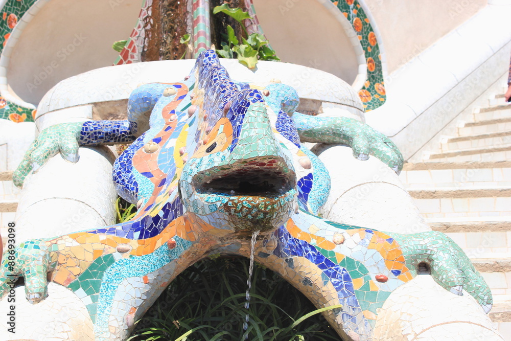 Der Salamander von Antoni Gaudi im Parc Güell in Barcelona Stock-Foto ...