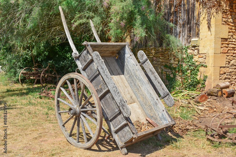 vieille charette de transport en bois Photos | Adobe Stock