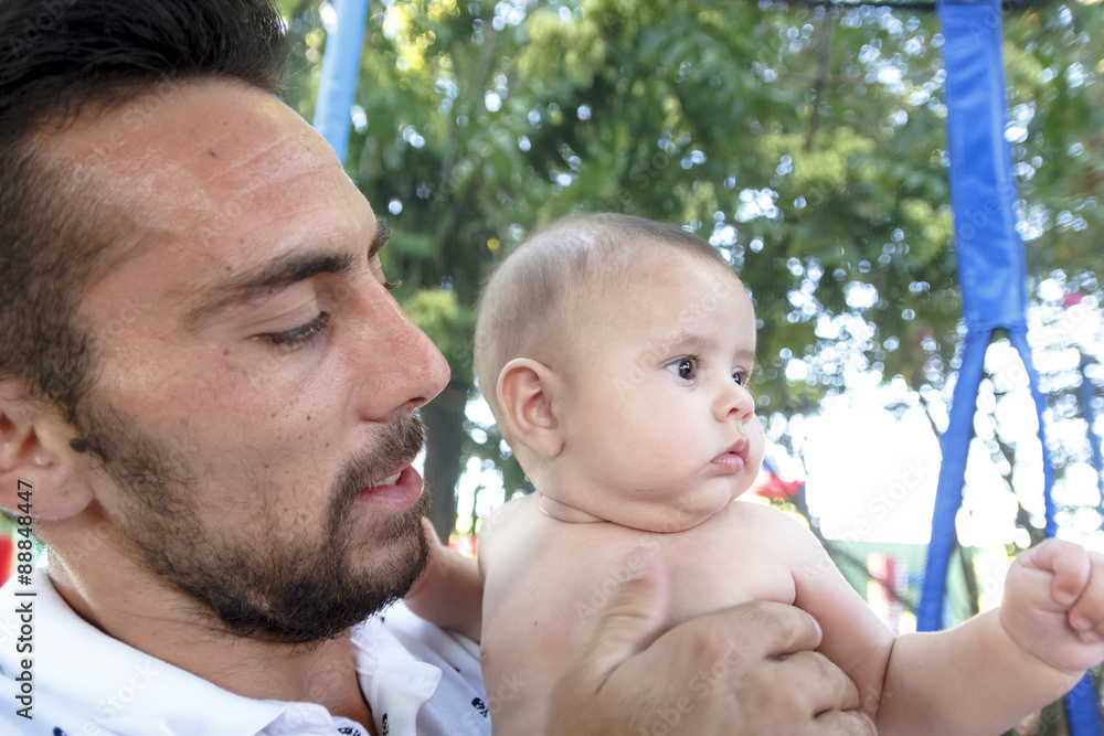 Bebe Jugando Con Sus Padres