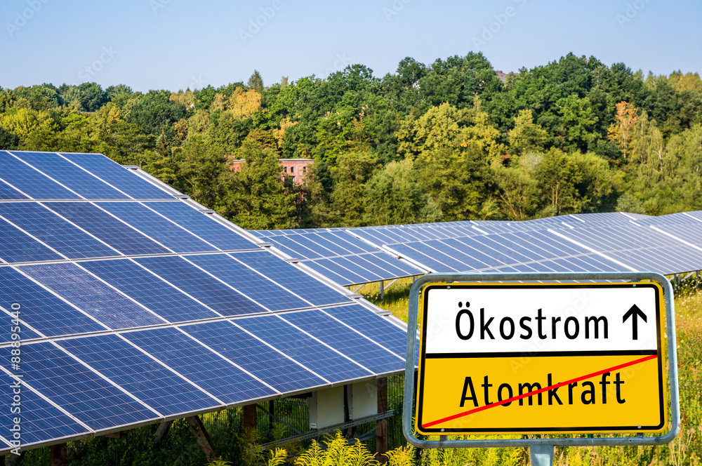 Foto de Solarpark Schild Ökostrom/Atomkraft do Stock | Adobe Stock