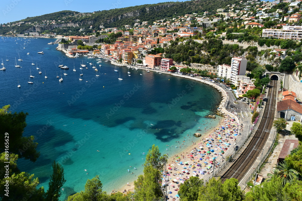 chemin de fer au dessus de la plage de villefranche sur mer Stock Photo ...