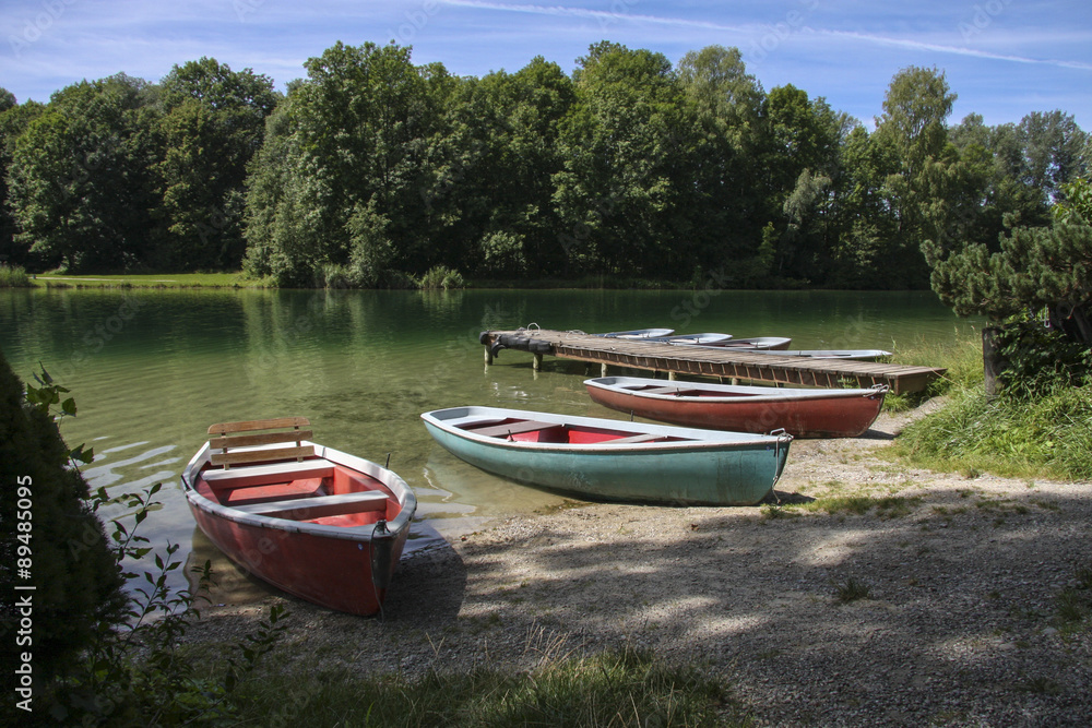 Drei Boote am Ufer Stock-Foto | Adobe Stock