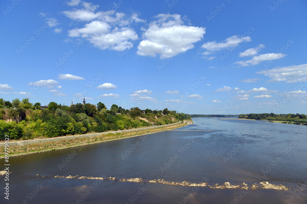 Rzeka Wisła z mostu w Wyszogrodzie przy najniższym poziomie wody w ...