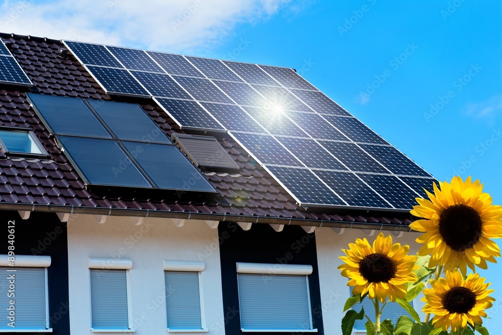 Dach mit Solarzellen Stock Photo | Adobe Stock