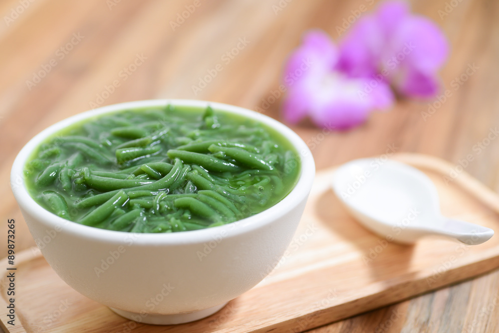 lod chong, a traditional thai dessert in coconut milk ภาพถ่ายสต็อก ...