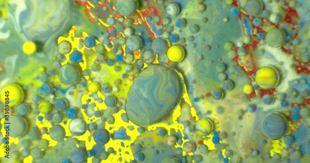 Vidéo Stock Color drops floating in oil and water over a colorful ...