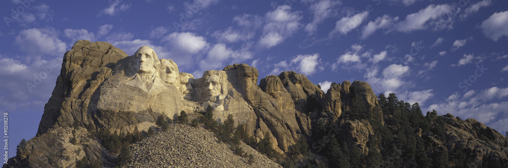 Foto de Panoramic image with white puffy clouds behind Presidents ...