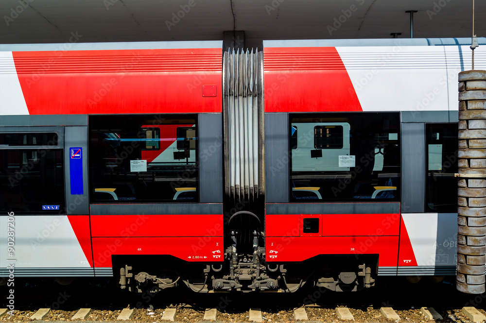 Zug auf einem Bahnhof Stock-Foto | Adobe Stock