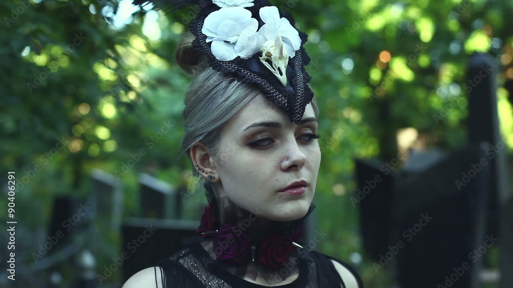 Mystical girl turns her head and cries. She in the Gothic style. vídeo ...