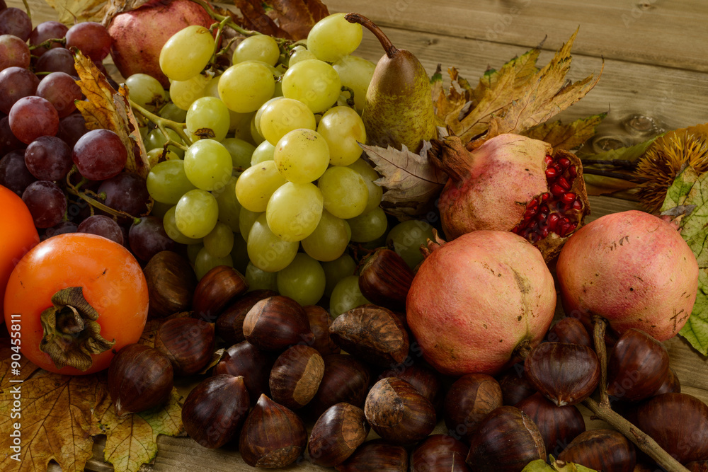 Foto Stock Frutti autunnali, texture, uva, cachi, pere, melograno e ...
