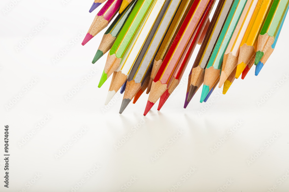 matite colorate su sfondo bianco Photos | Adobe Stock