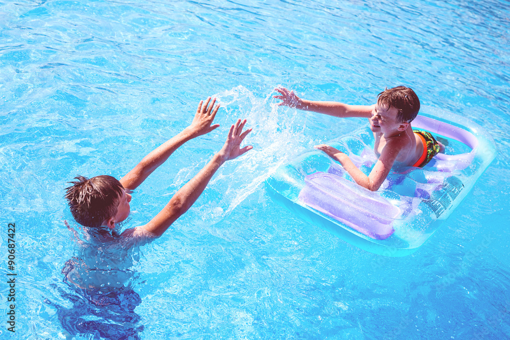Kinder spielen im Pool Stock-Foto | Adobe Stock