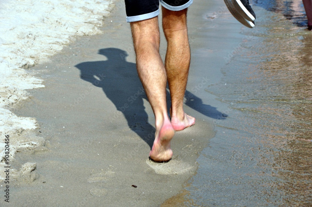 Barfuß am Strand gehen Stock Photo | Adobe Stock